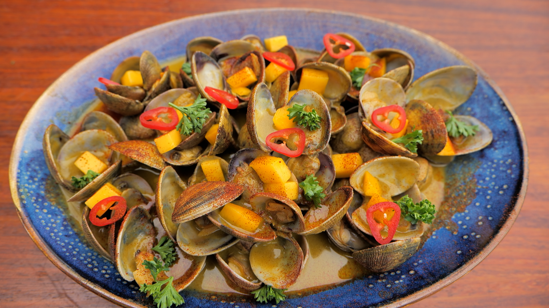 IB3 | Cloïsses amb salsa de carabassó i mango, a Fred i calent