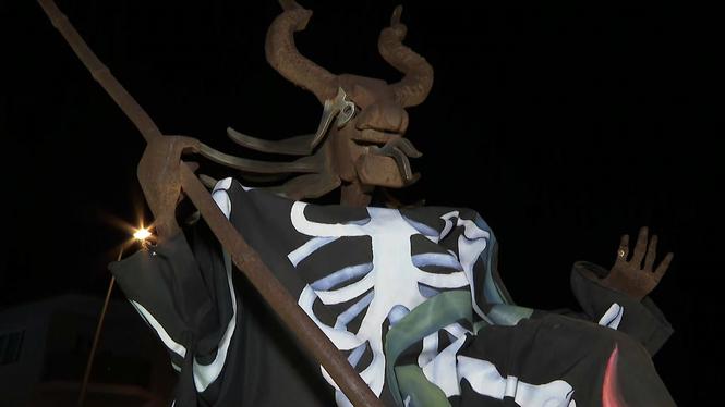 IB3N | Artà vesteix l'estàtua del dimoni per començar les festes de ...